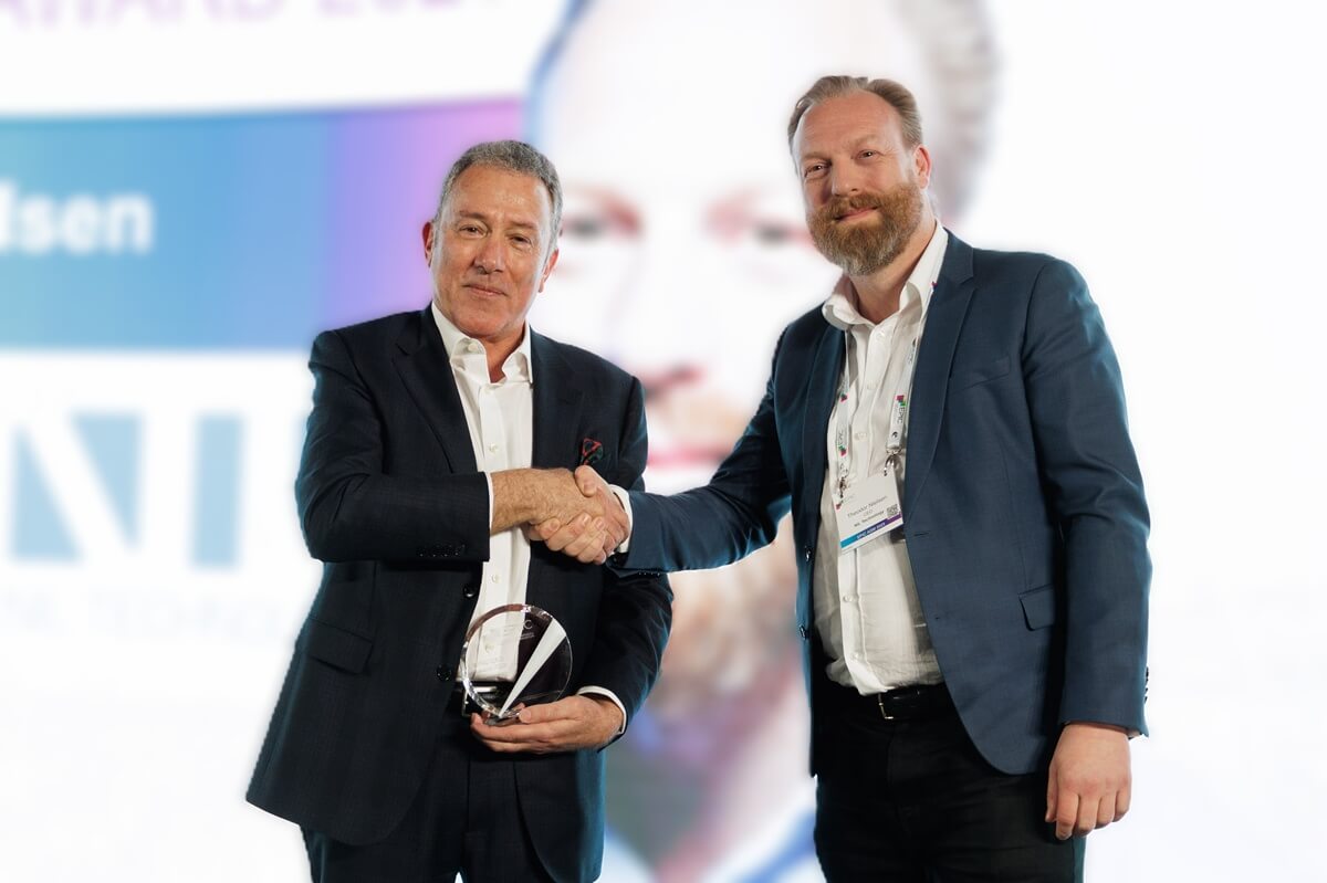 Theodor Nielsen, Founder of NIL Technology, receives CEO of the Year Award.